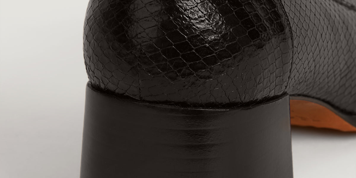 Mocassins à talons en cuir noir effet python | Rouje